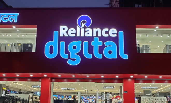 Reliance to Retail Motorola Razr at Price of Rs 1,24,999
